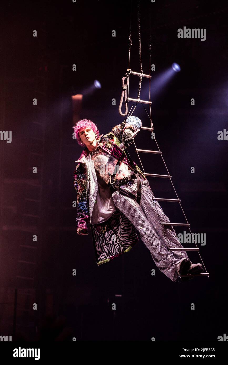 Machine Gun Kelly, Colson Baker on stage, Machine Gun Kelly: Mainstream ...