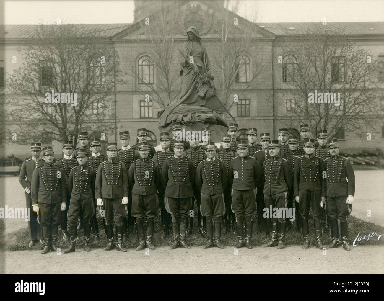 Group portraits of officers gathered in front of Theodor Lundberg's ...