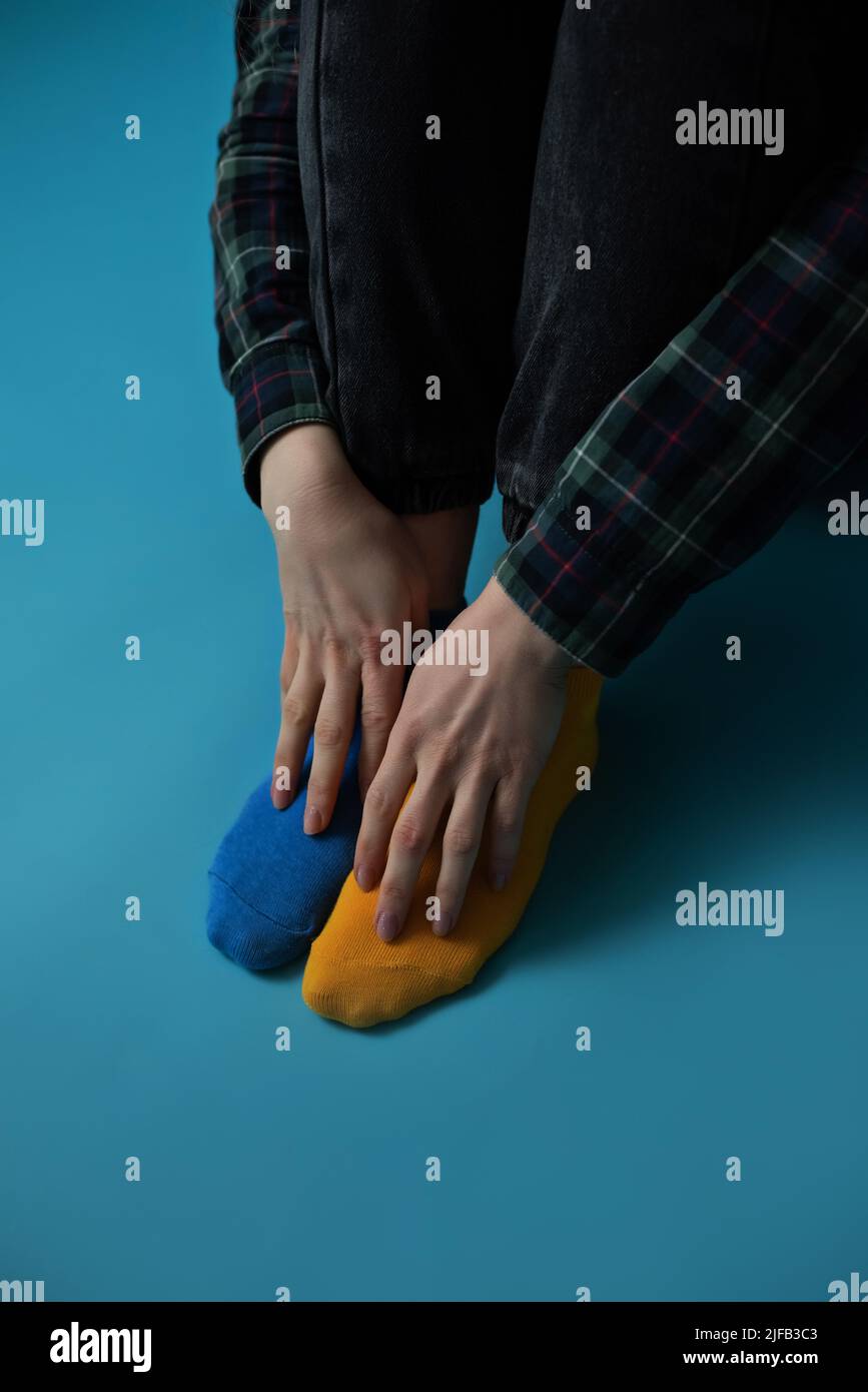 Wearing ukrainian flag hi-res stock photography and images - Alamy