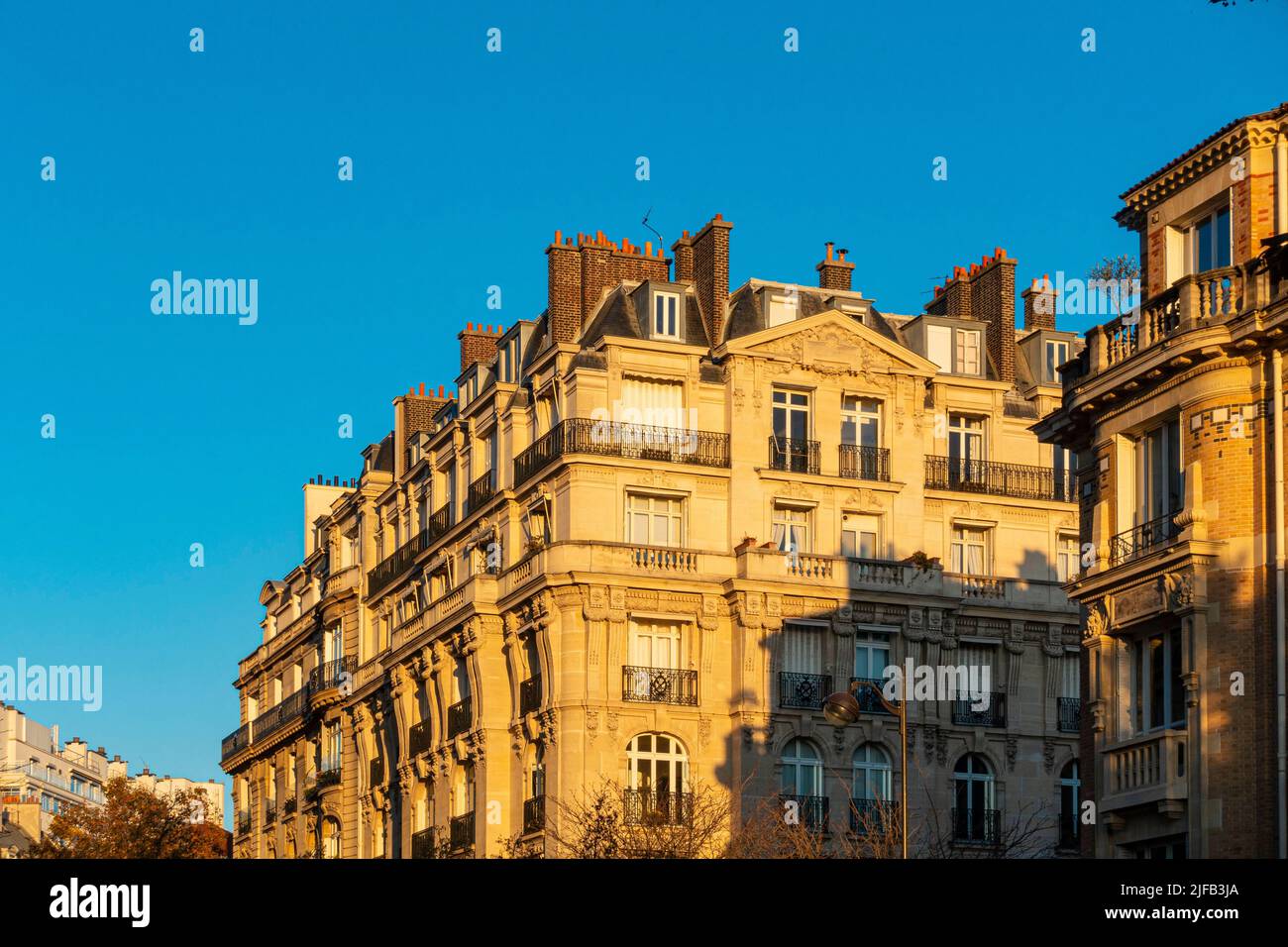 Haussmannian building hi-res stock photography and images - Alamy