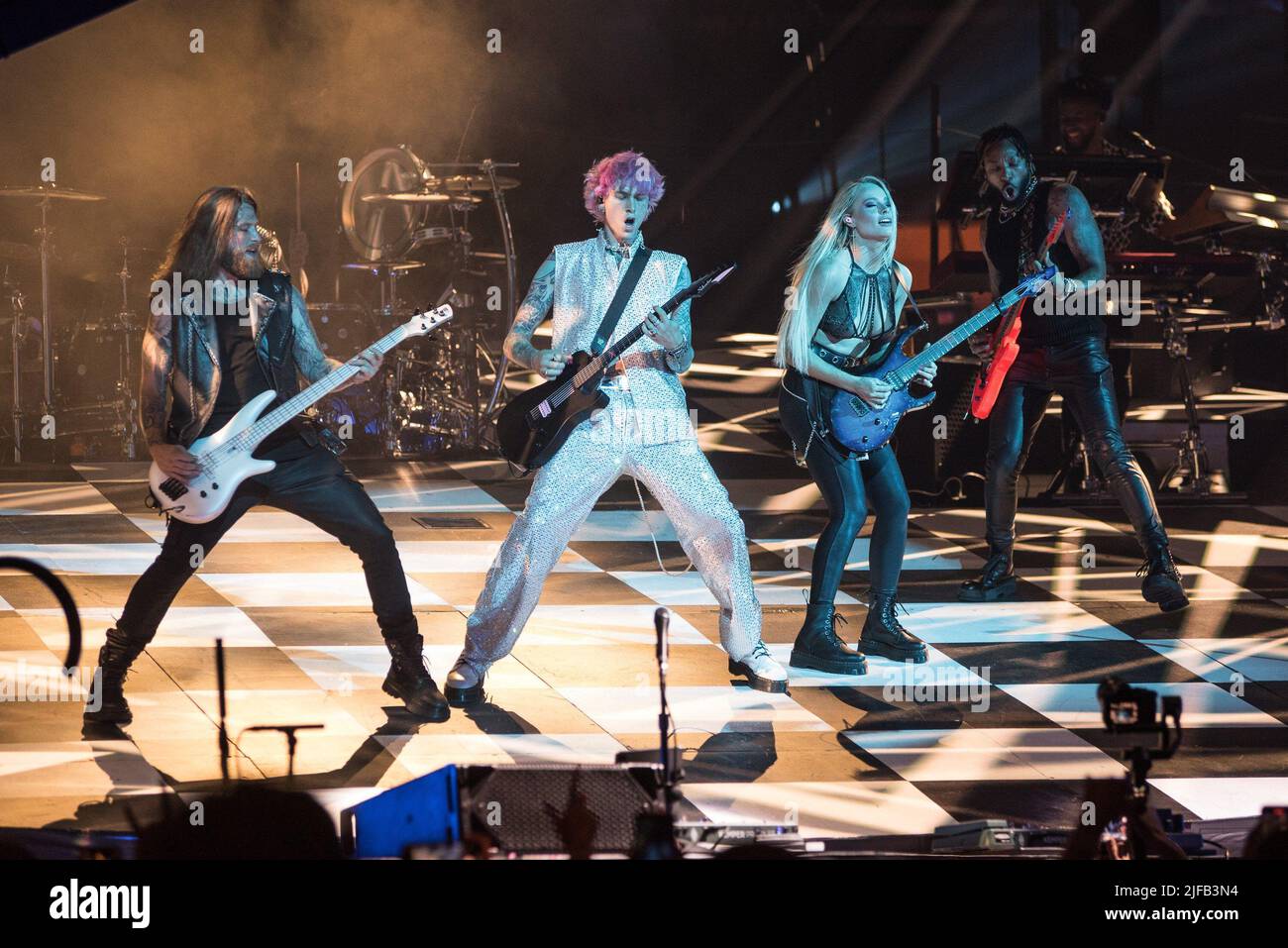 Sophie lloyd machine gun kelly hi-res stock photography and images - Alamy