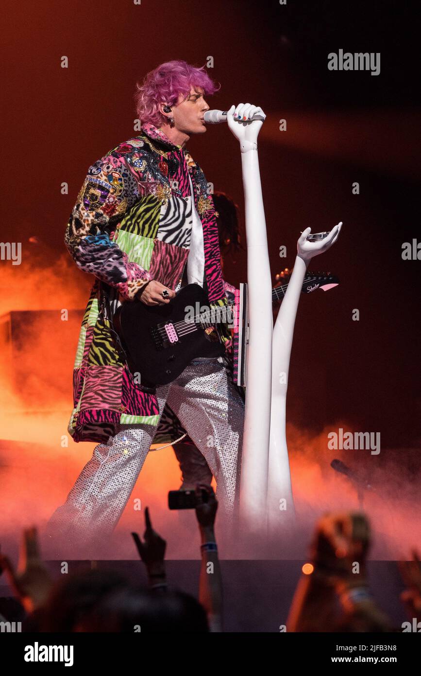 Machine Gun Kelly, Colson Baker on stage, Machine Gun Kelly: Mainstream ...