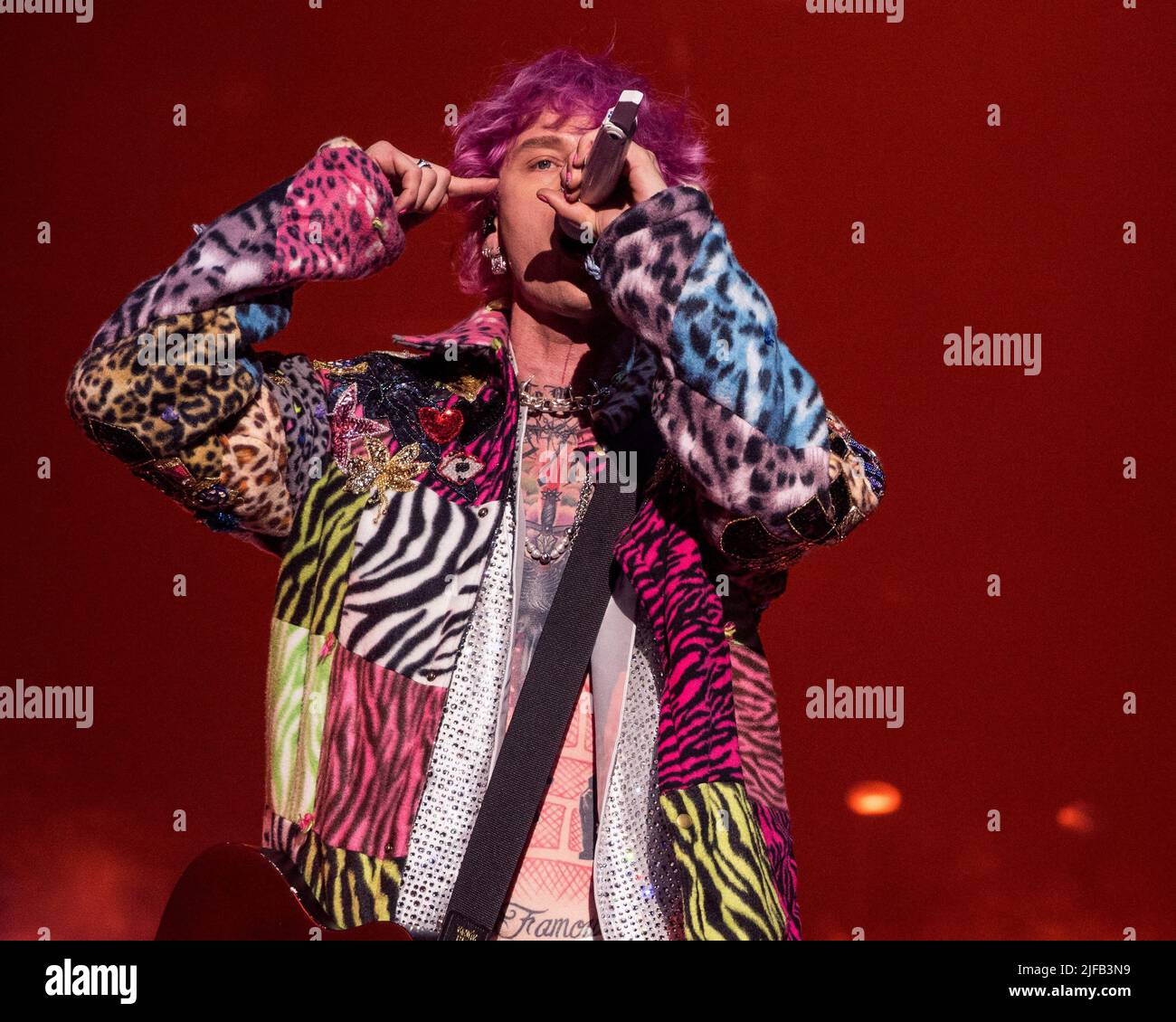 Machine Gun Kelly, Colson Baker on stage, Machine Gun Kelly: Mainstream ...