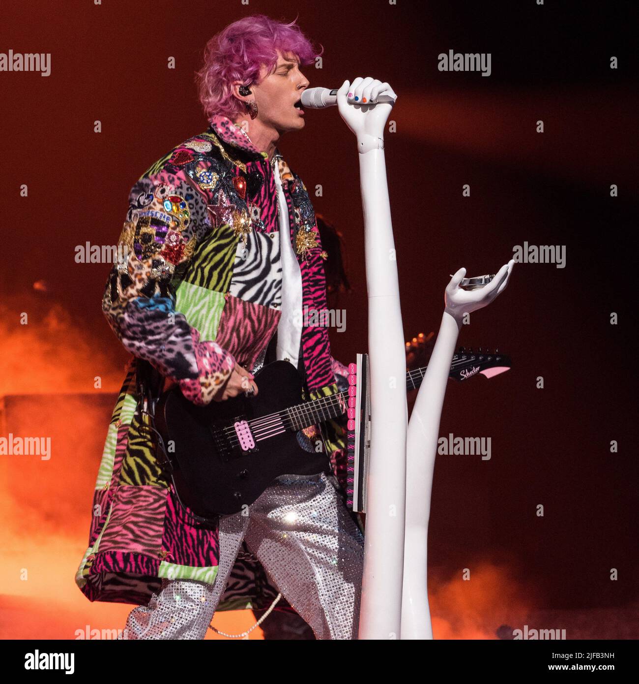 Machine Gun Kelly, Colson Baker on stage, Machine Gun Kelly: Mainstream ...