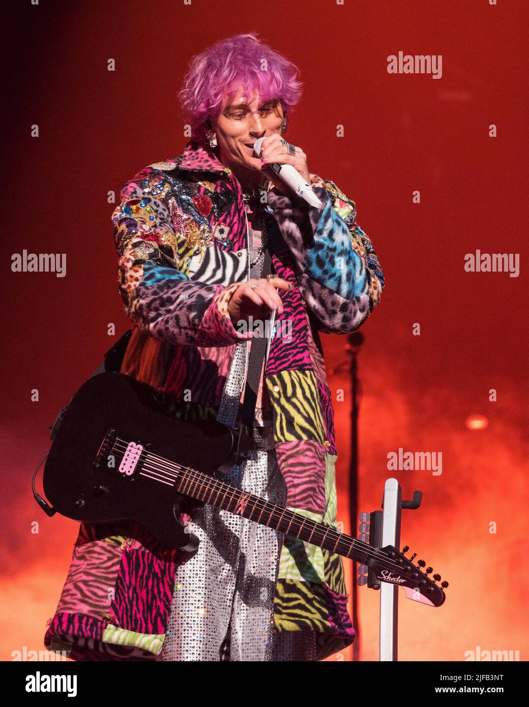 Machine Gun Kelly, Colson Baker on stage, Machine Gun Kelly: Mainstream ...