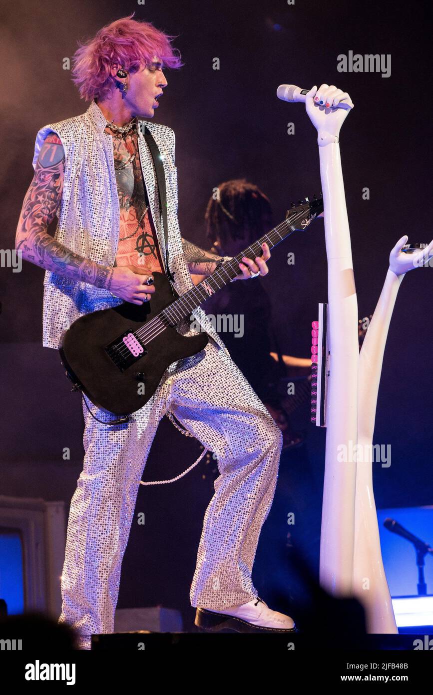 Machine Gun Kelly, Colson Baker on stage, Machine Gun Kelly: Mainstream ...