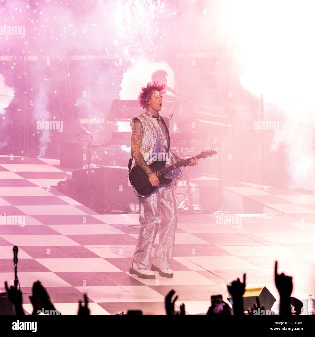 Machine Gun Kelly, Colson Baker on stage, Machine Gun Kelly: Mainstream ...