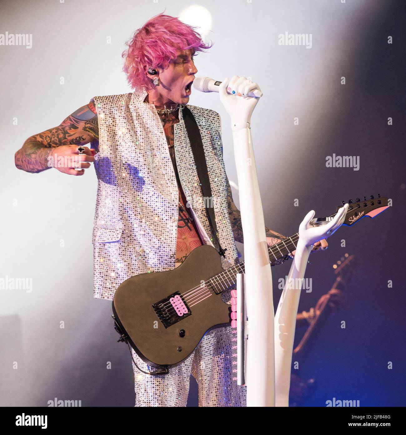 Machine Gun Kelly, Colson Baker on stage, Machine Gun Kelly: Mainstream ...