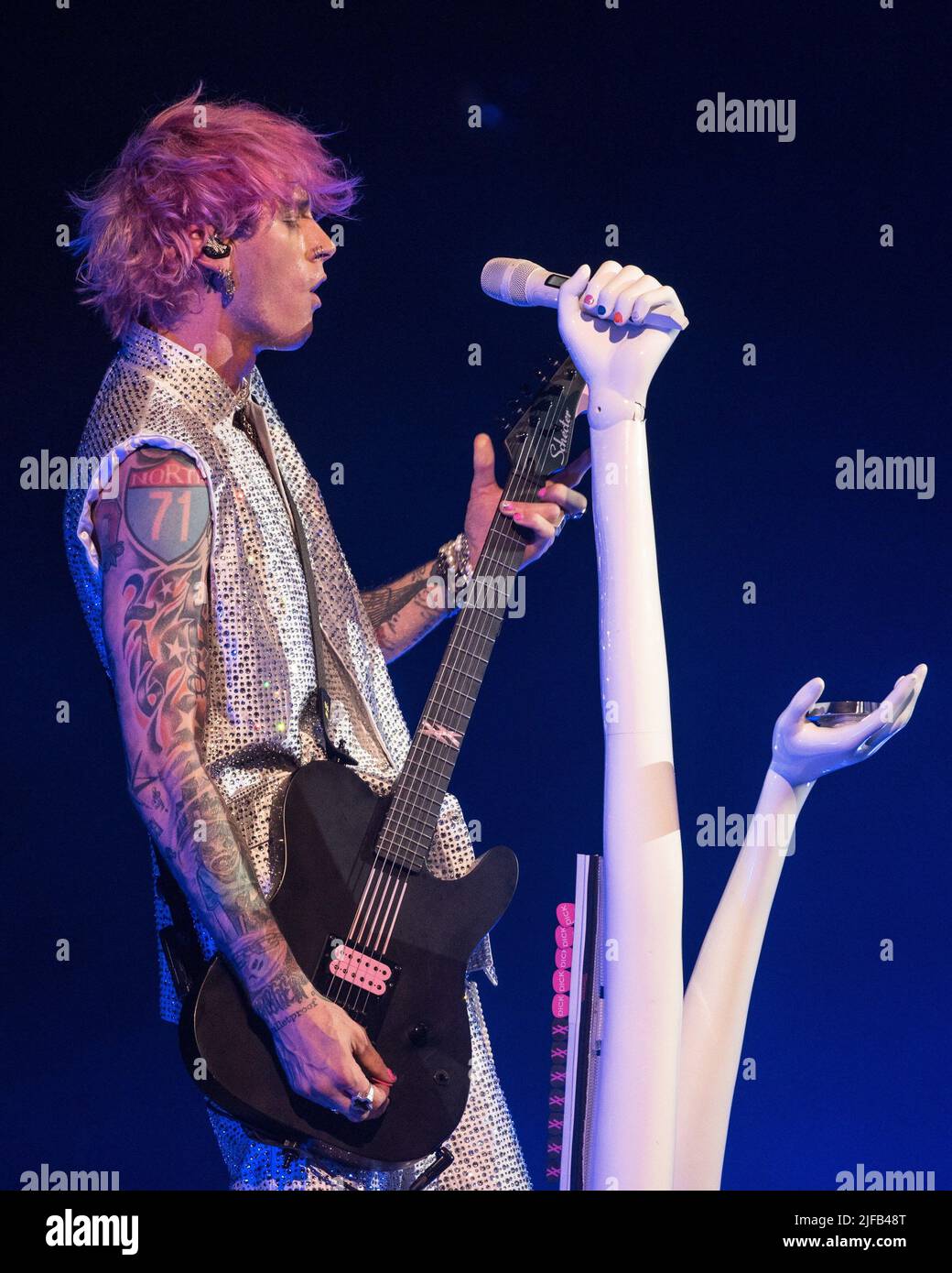 Machine Gun Kelly, Colson Baker on stage, Machine Gun Kelly: Mainstream ...