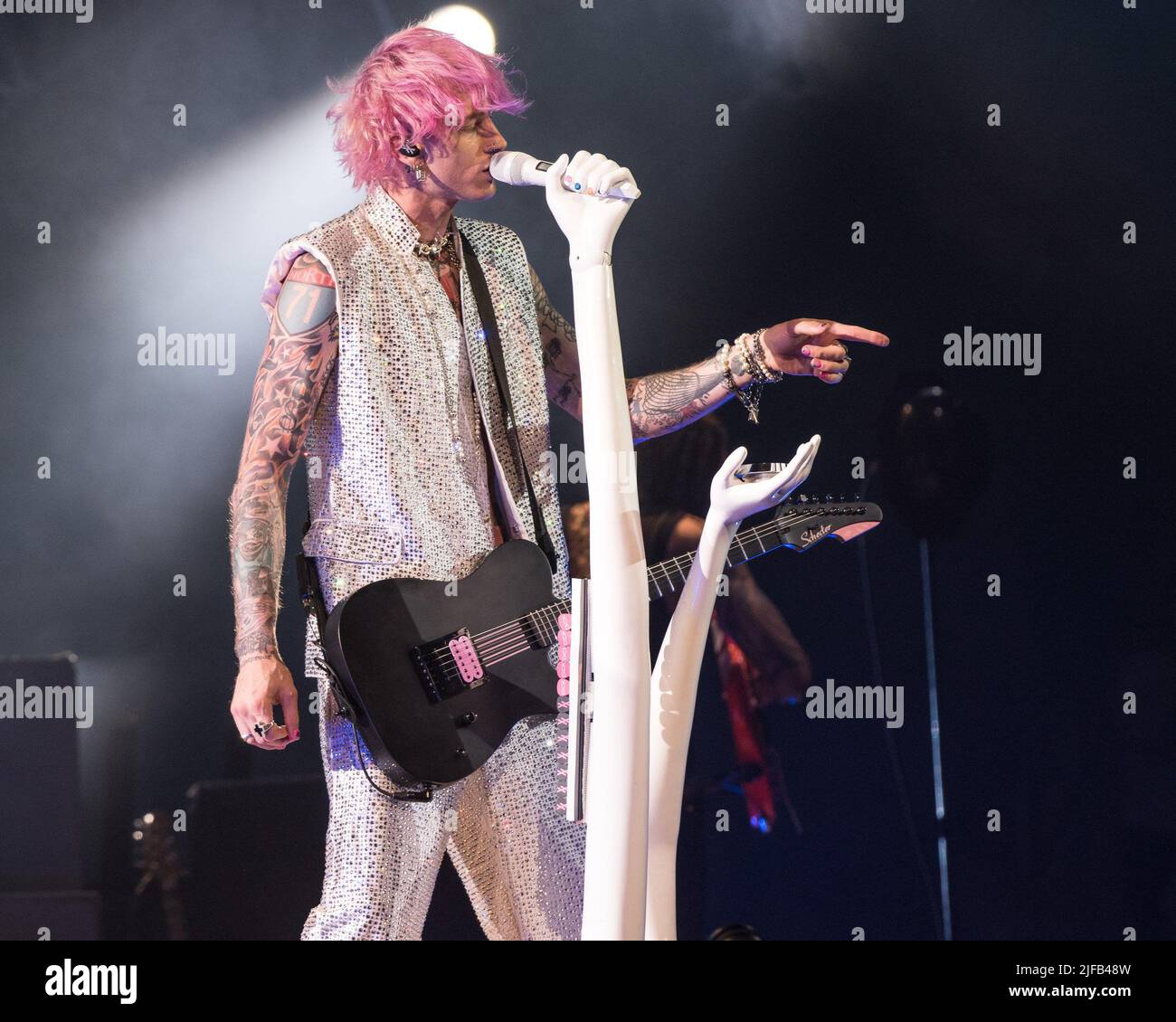 Machine Gun Kelly, Colson Baker on stage, Machine Gun Kelly: Mainstream ...