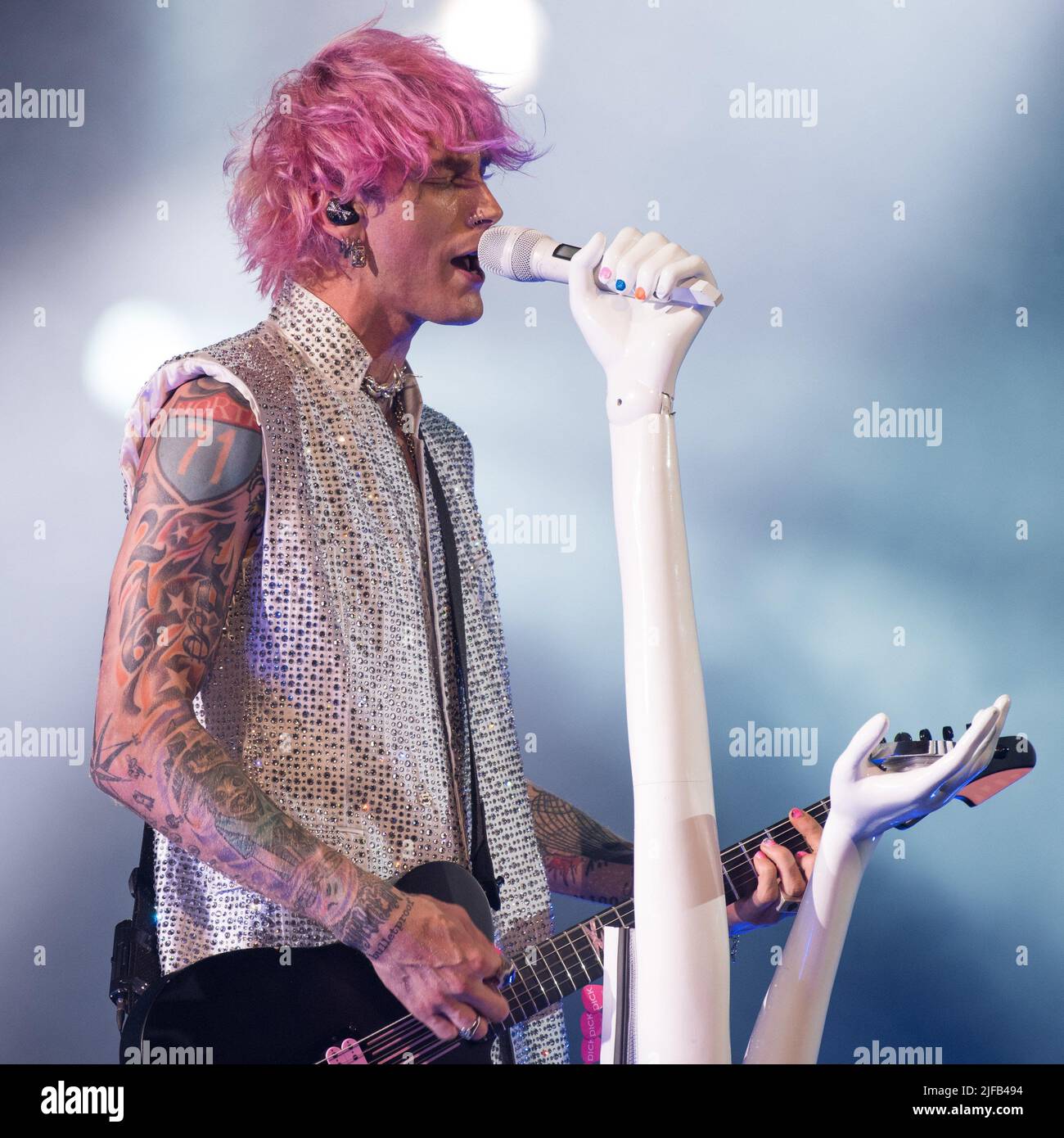 Machine Gun Kelly, Colson Baker on stage, Machine Gun Kelly: Mainstream ...