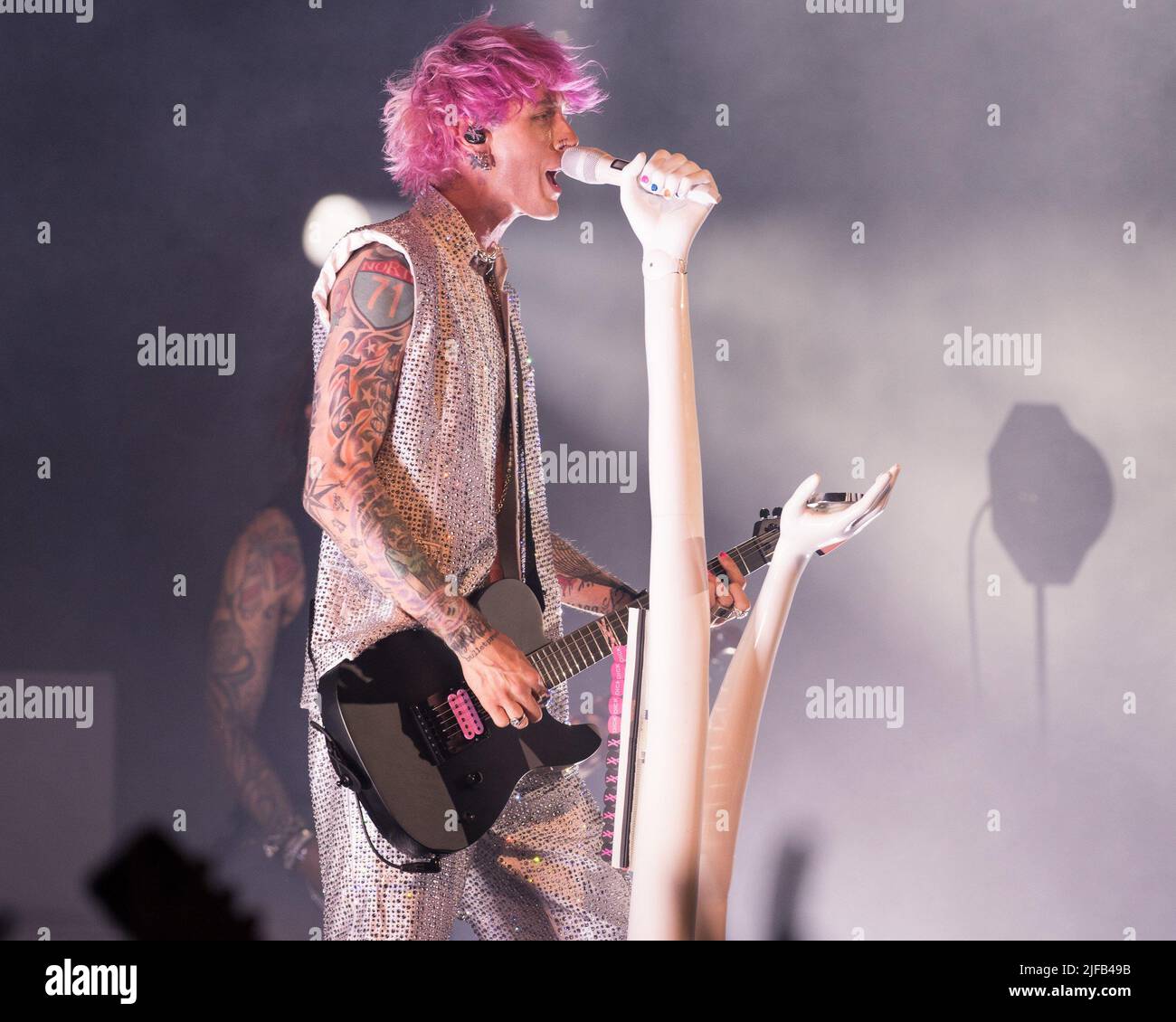 Machine Gun Kelly, Colson Baker on stage, Machine Gun Kelly: Mainstream ...