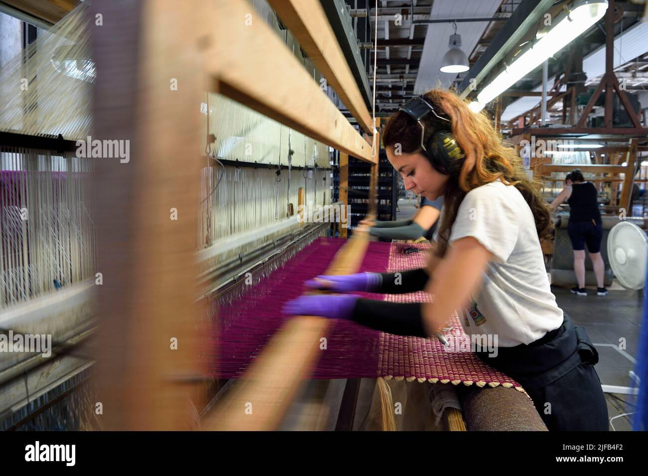 Woman weaving a carpet on a loom hi-res stock photography and images ...