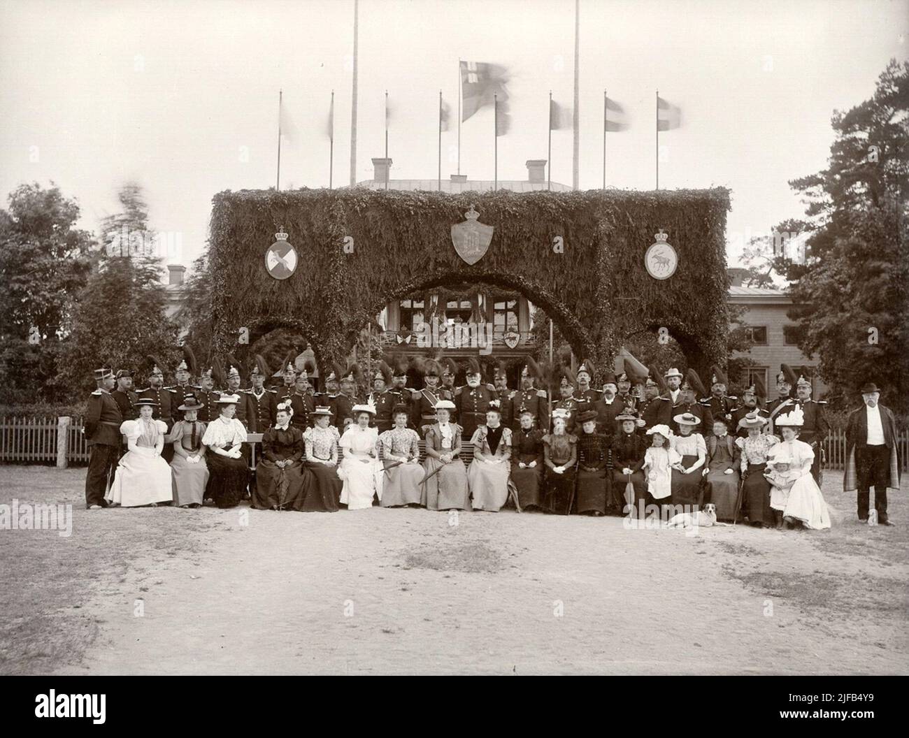 Officers from Hälsinge regiment in 14 with ladies and children at Mohed ...