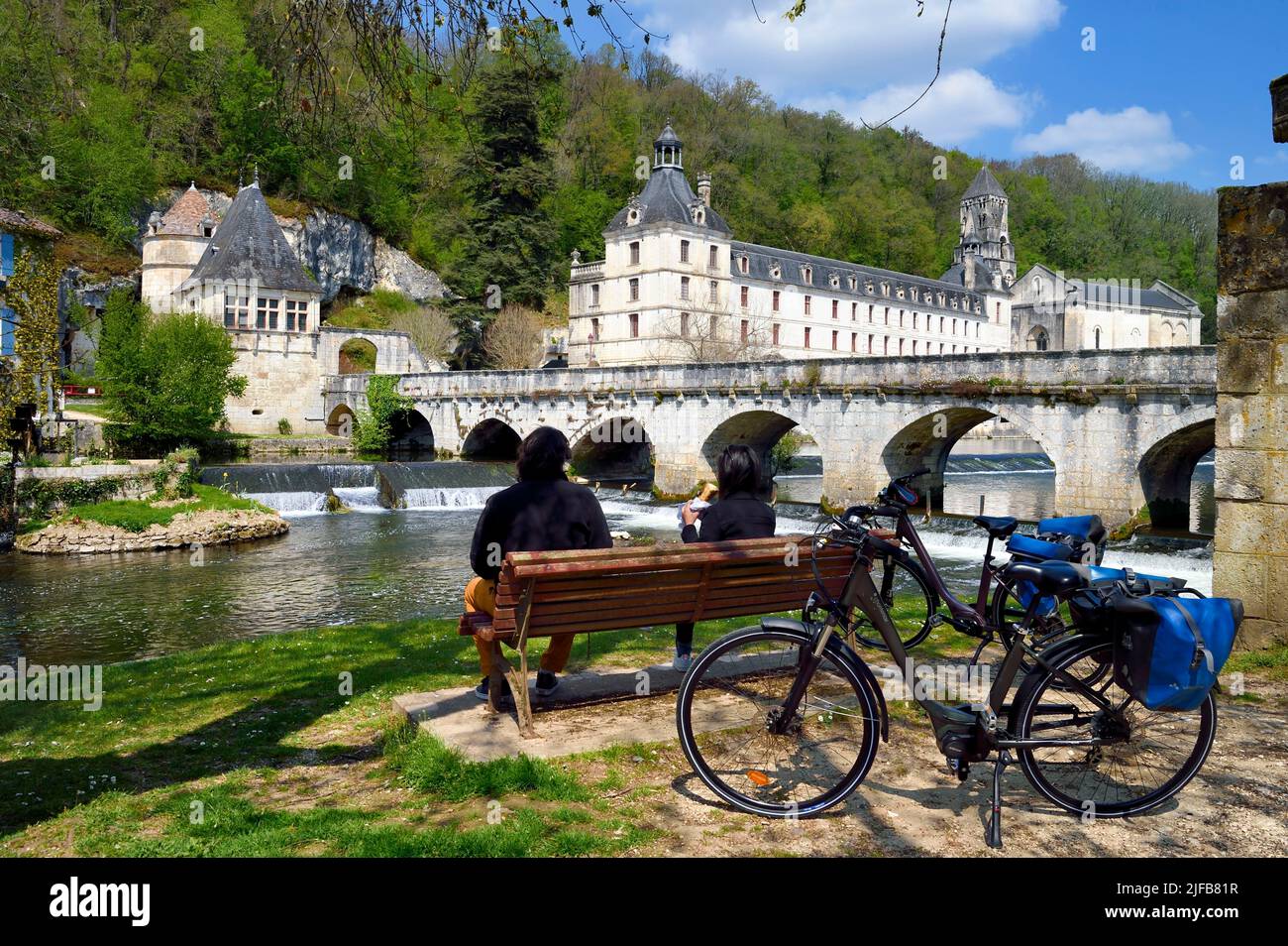 France, Dordogne, Brantome, cyclists on the Flow Vélo cycle route ...