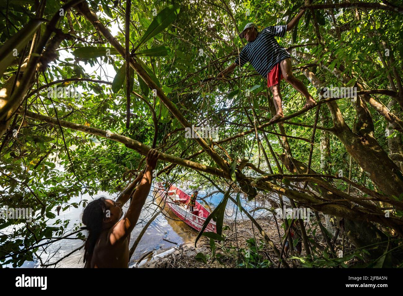 Native american traditional fishing hi-res stock photography and images ...
