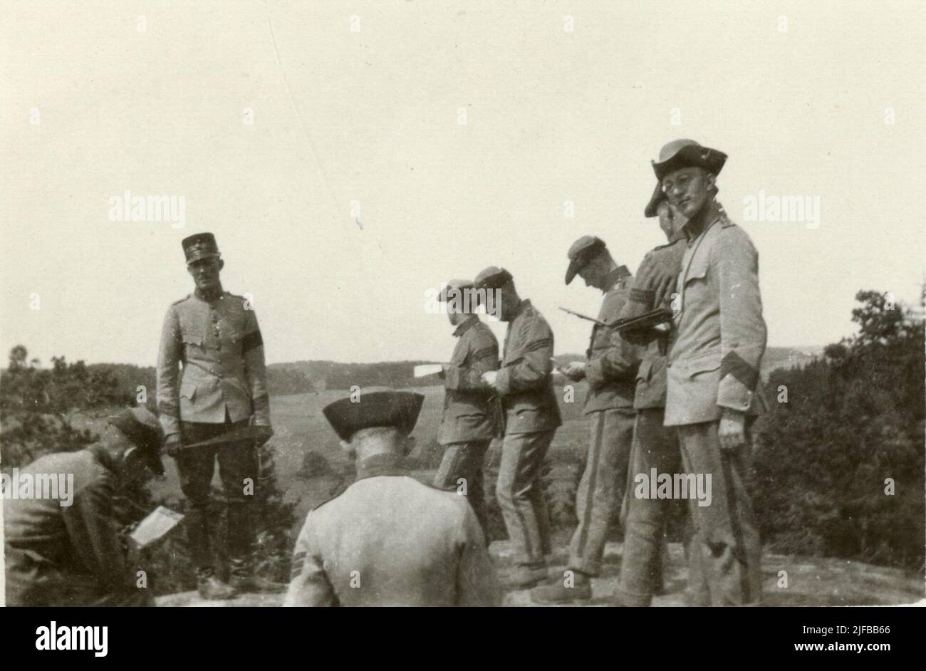 Army map reading hi-res stock photography and images - Alamy