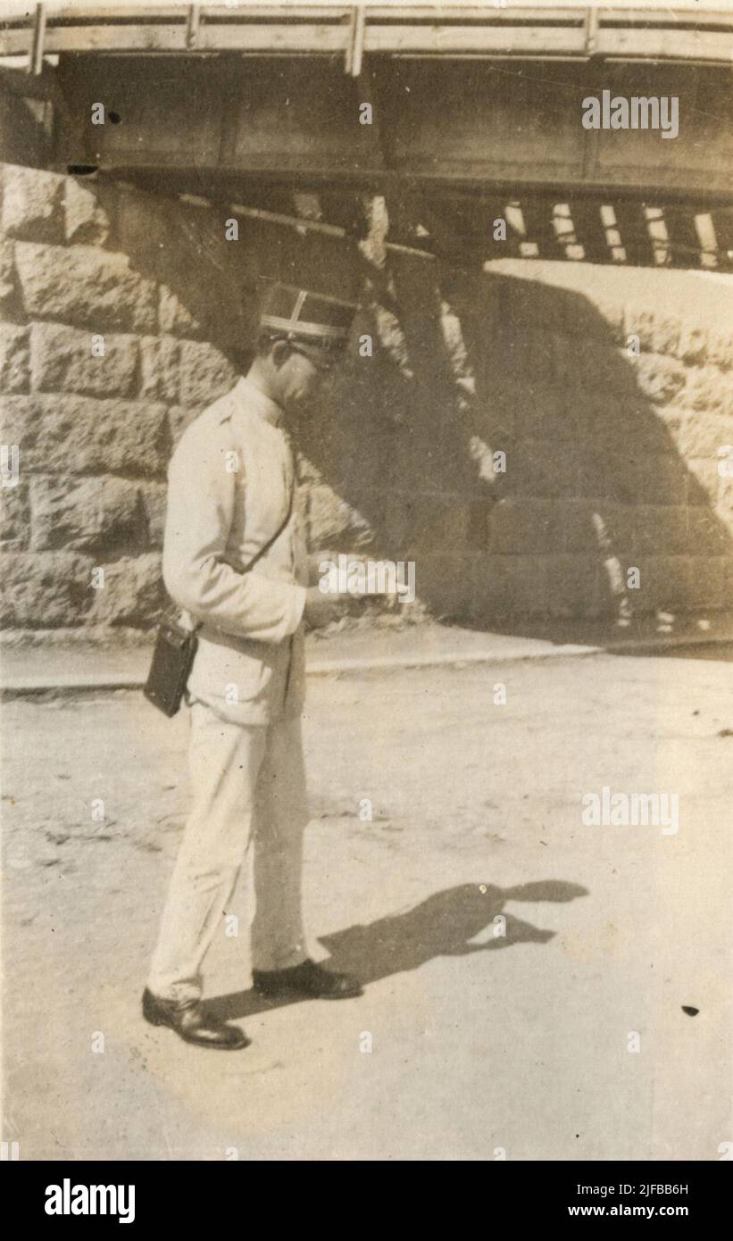 Soldier reads a map Stock Photo - Alamy