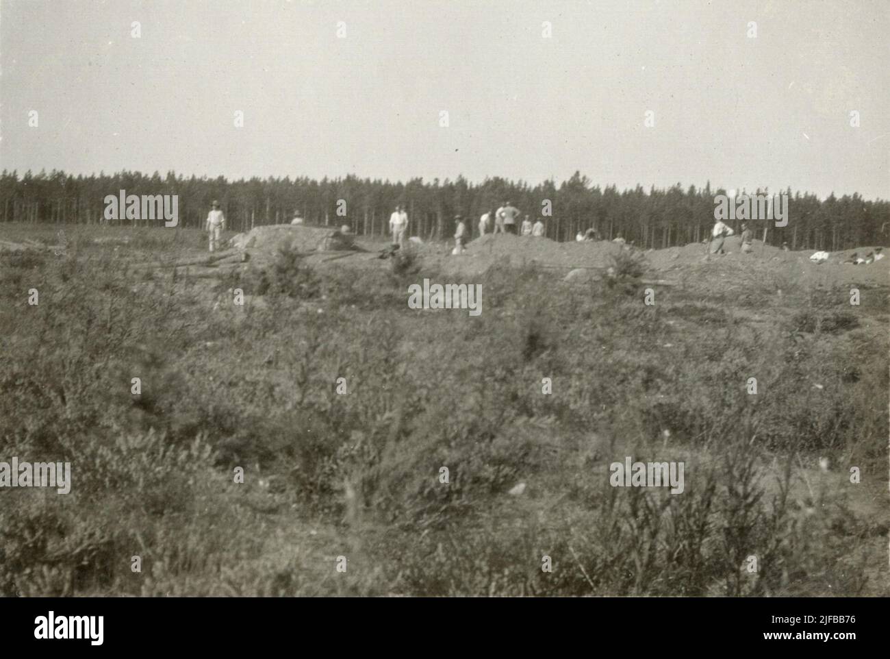 Pupils at the war school Karlberg dig trenches Stock Photo - Alamy