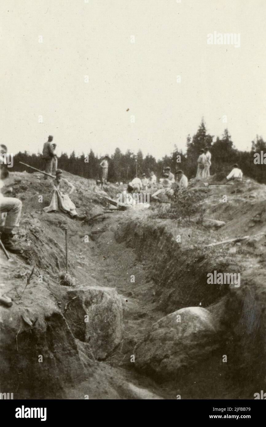 Pupils at the war school Karlberg dig trenches Stock Photo - Alamy
