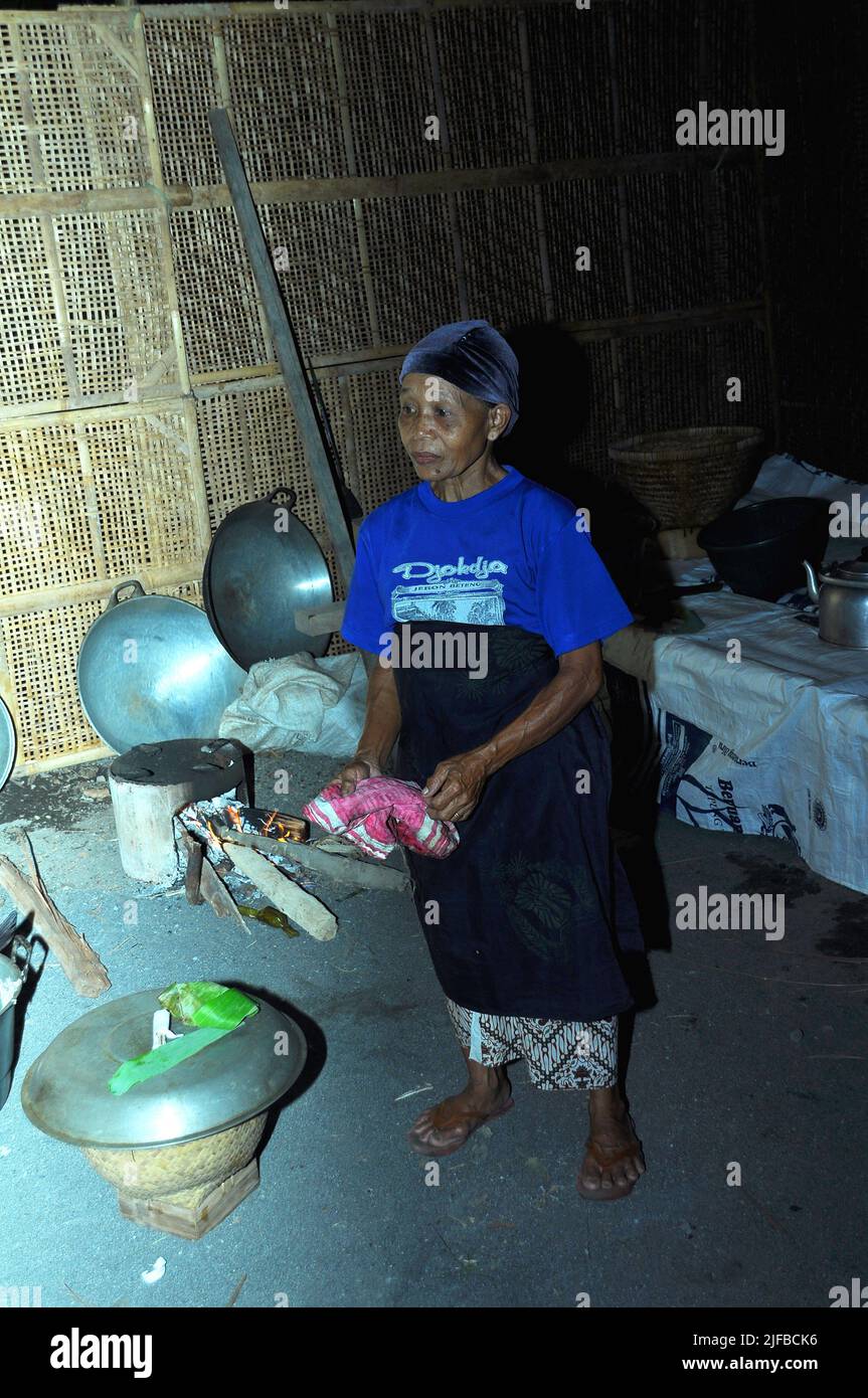 Woman from Indonesia in traditional kitchen Stock Photo - Alamy