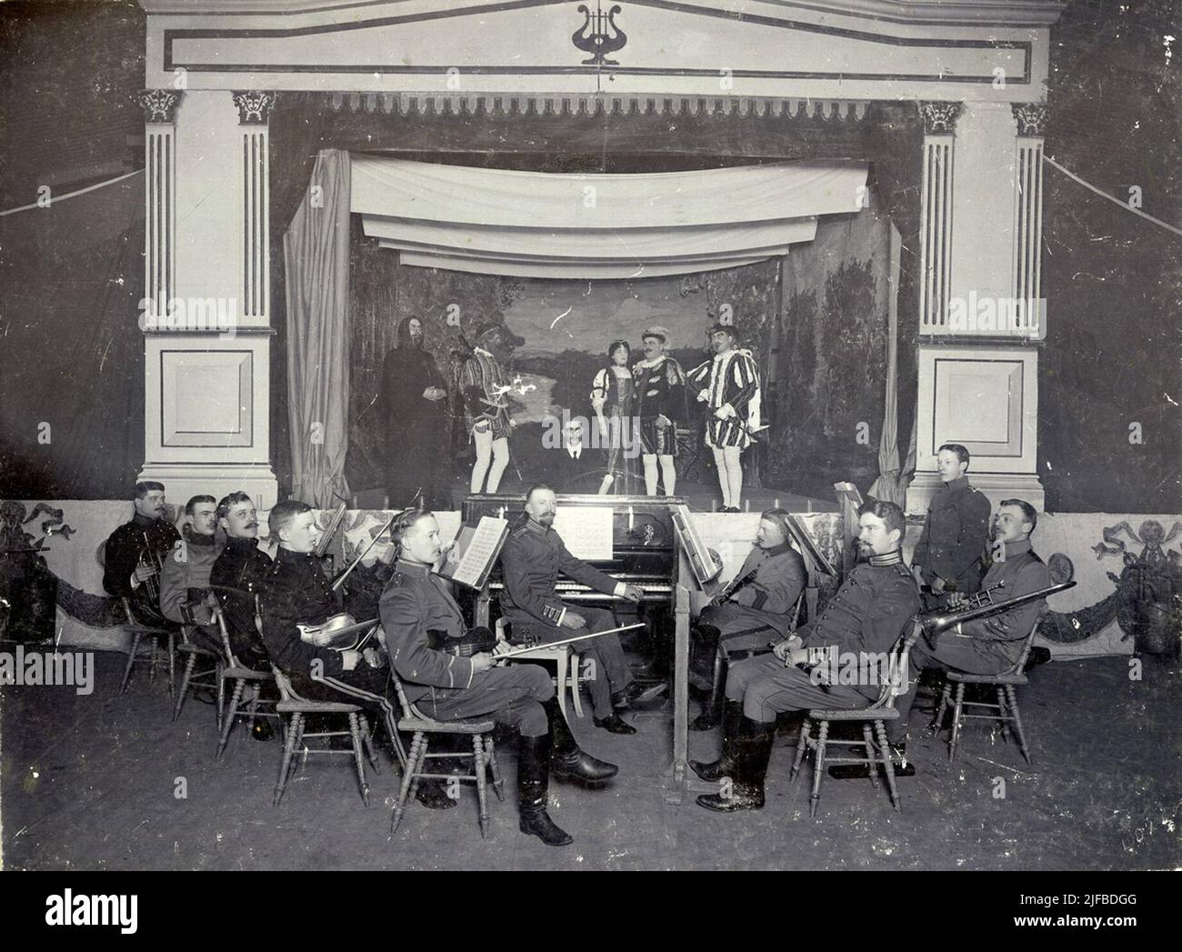 Group on stage hi-res stock photography and images - Alamy
