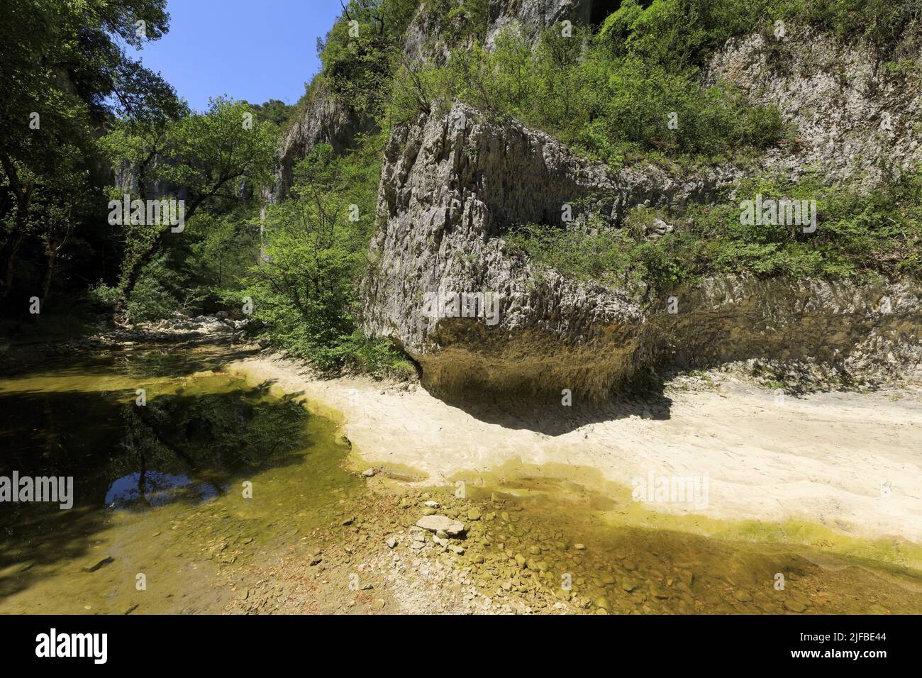 France, Alpes de Haute Provence, Luberon regional natural park ...
