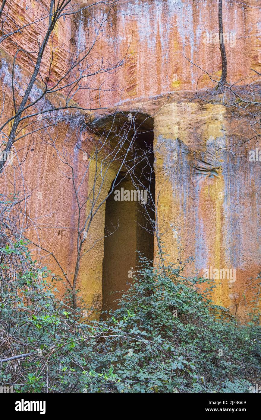 France, Vaucluse, Luberon regional nature park, Gargas, former ocher ...