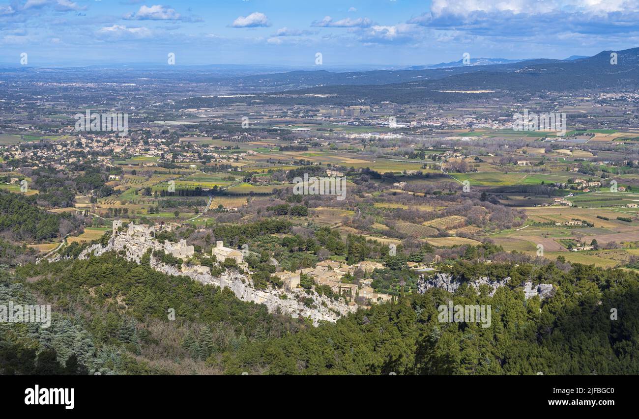 France, Vaucluse, Luberon regional nature park, village of Oppede-le ...