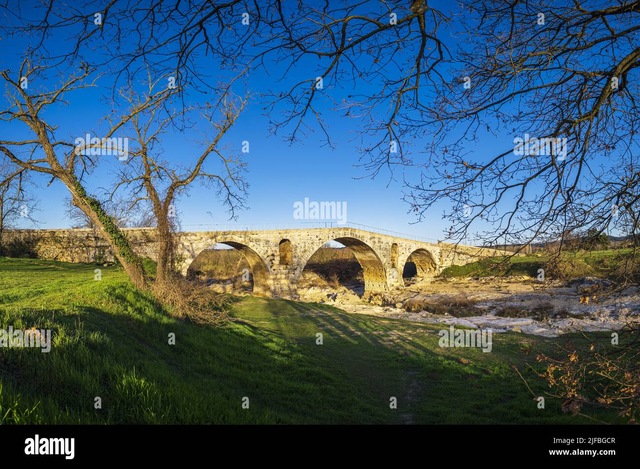 France, Vaucluse, Luberon regional nature park, Apt and Bonnieux, Pont ...