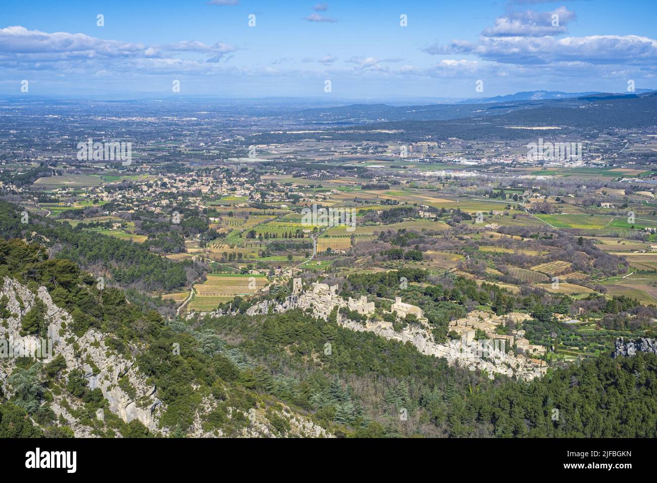 France, Vaucluse, Luberon regional nature park, village of Oppede-le ...
