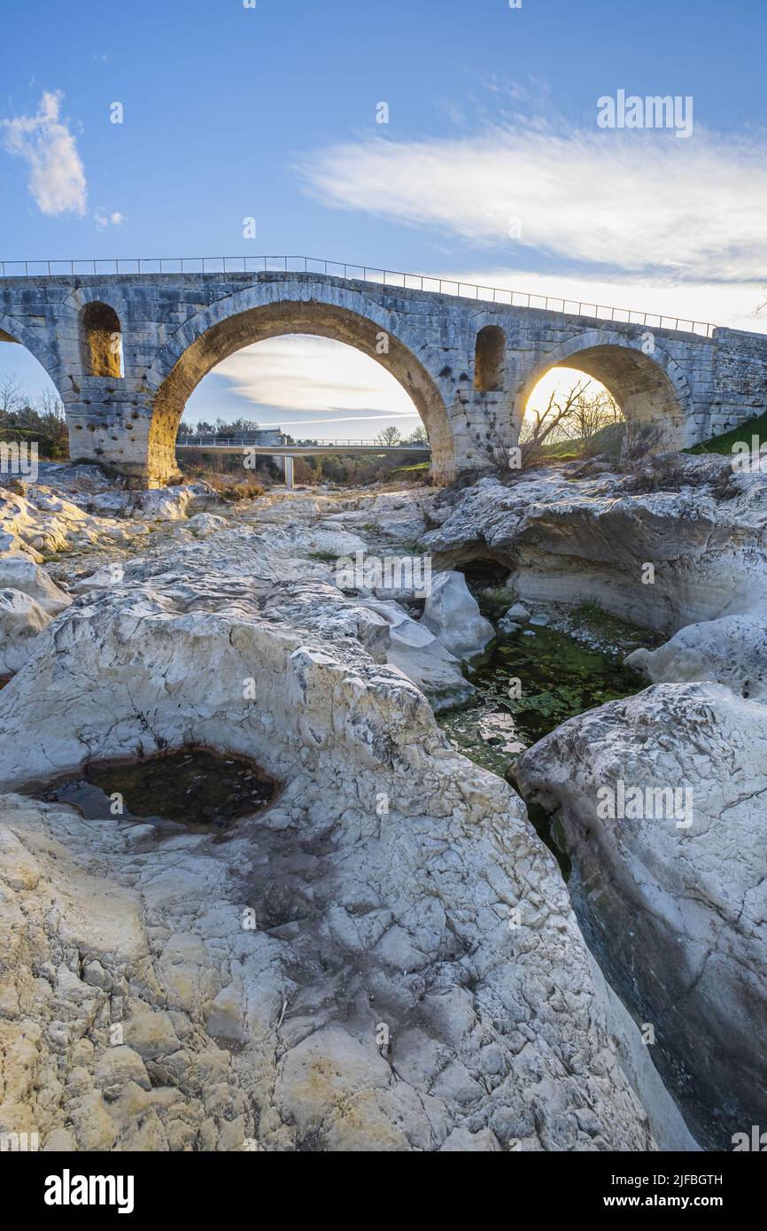 France, Vaucluse, Luberon regional nature park, Apt and Bonnieux, Pont ...