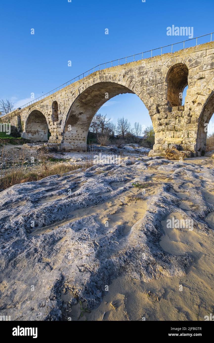 France, Vaucluse, Luberon regional nature park, Apt and Bonnieux, Pont ...