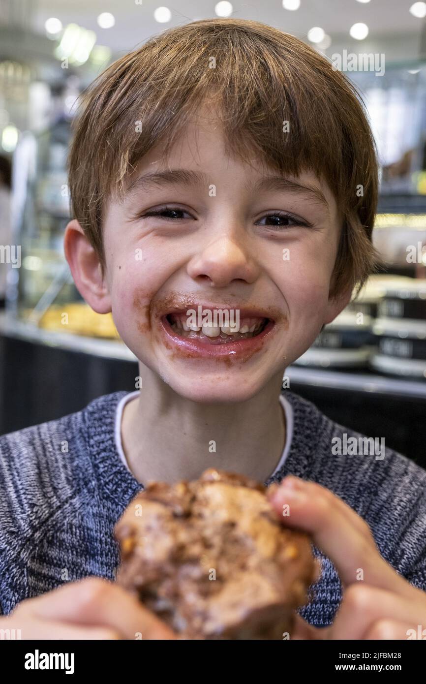 France, Paris, Maison Béchu, jeune garçon dégustant des pâtisseries ...