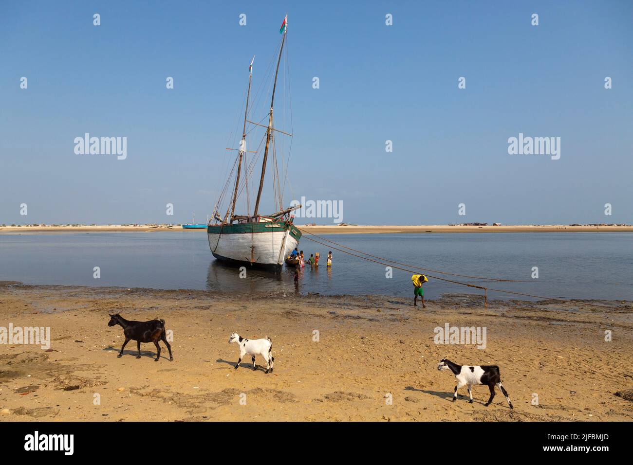 Madagascar, Menabe region, Belo-sur-Mer, Mozambique Channel, unloading ...