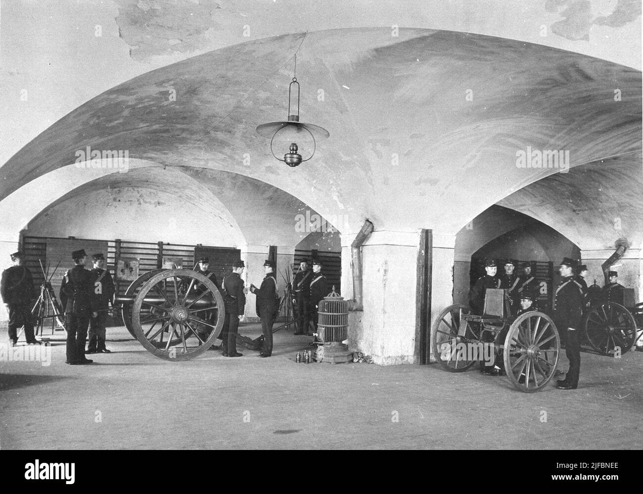 Soldiers poses next to the cannon and Palmcrantz bullets in the ...