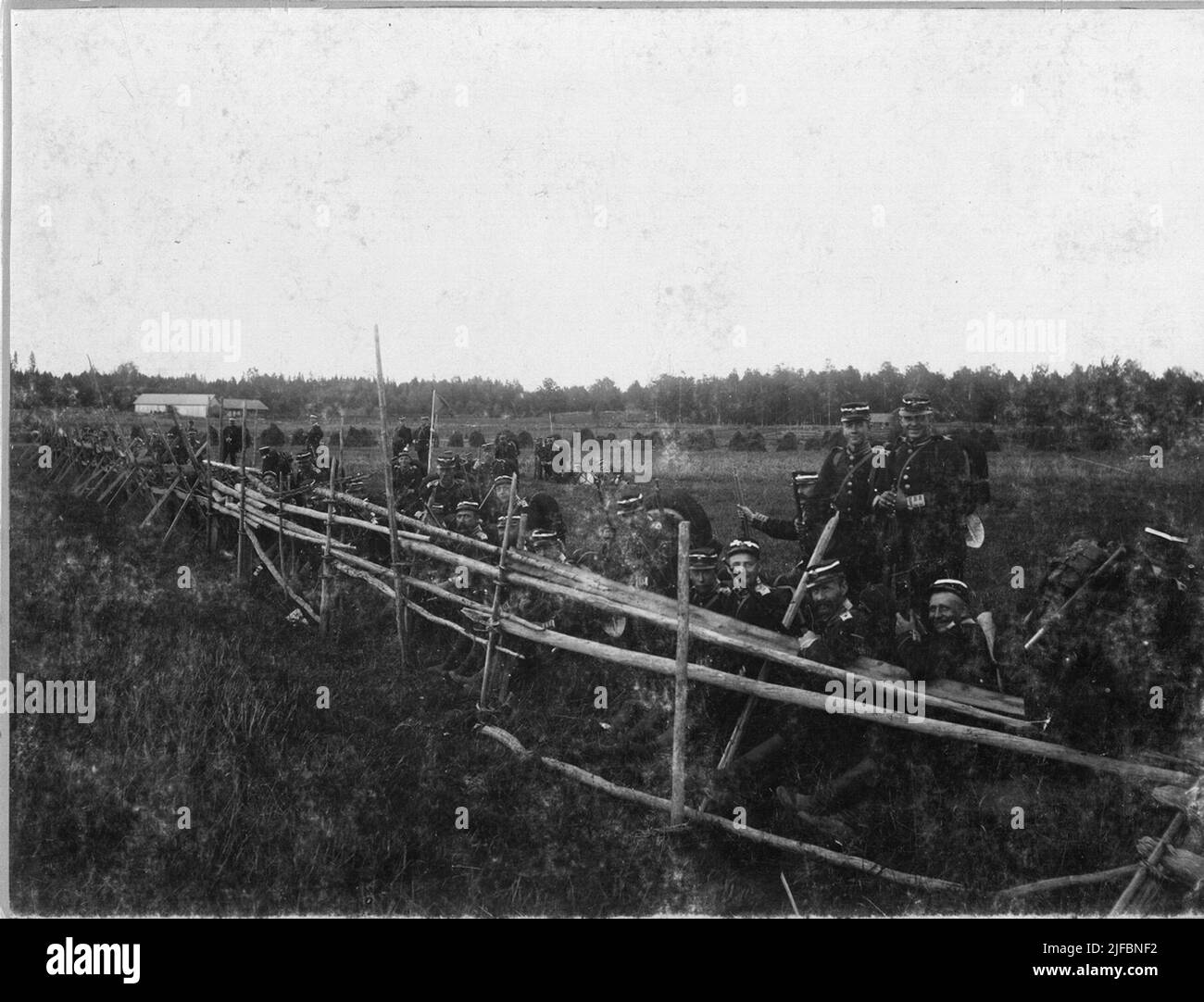 Soldiers from the Life Regiment on foot in 3, squat behind the yard ...