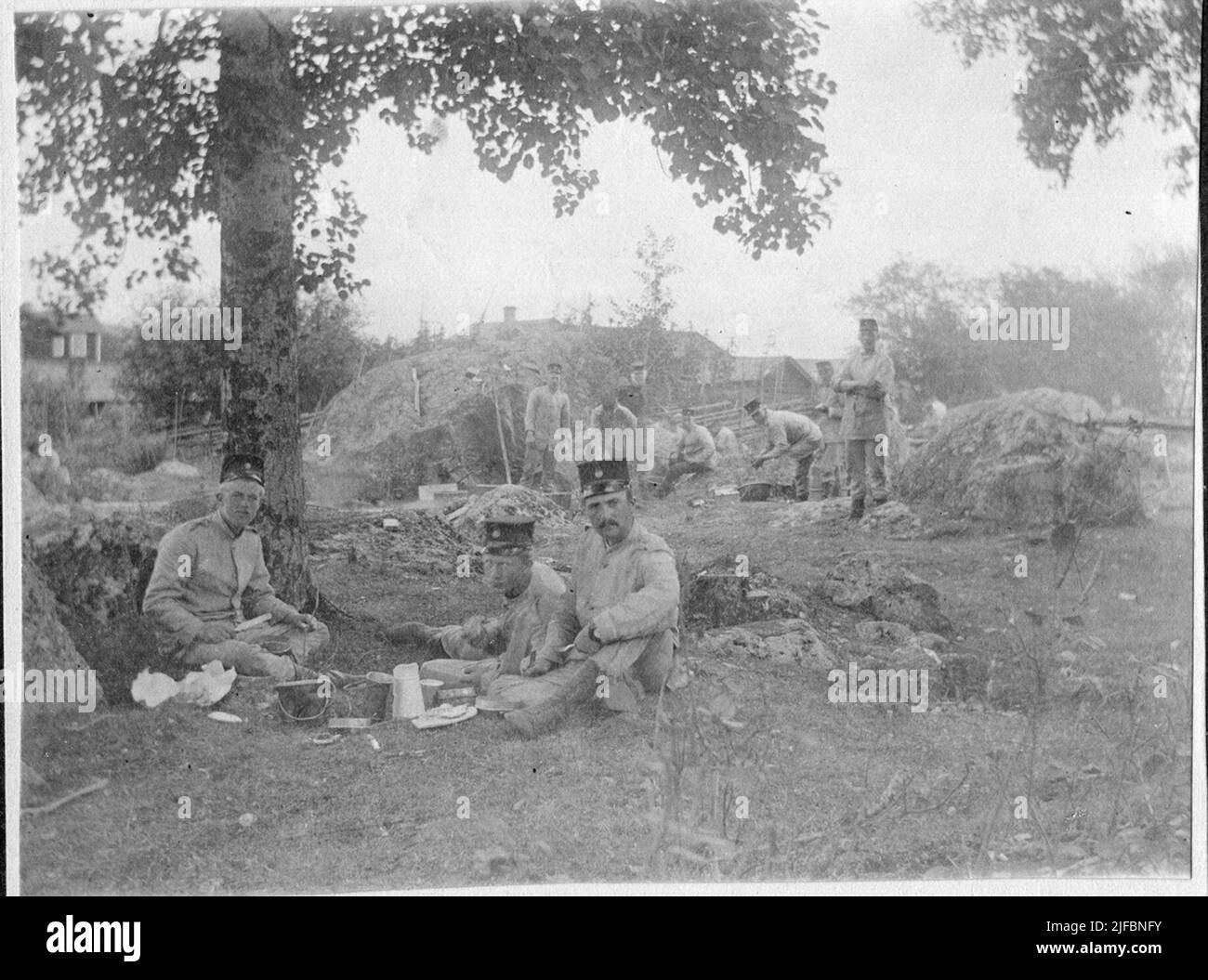 Soldiers from the Hälsinge regiment in 14 have the eating under a tree ...