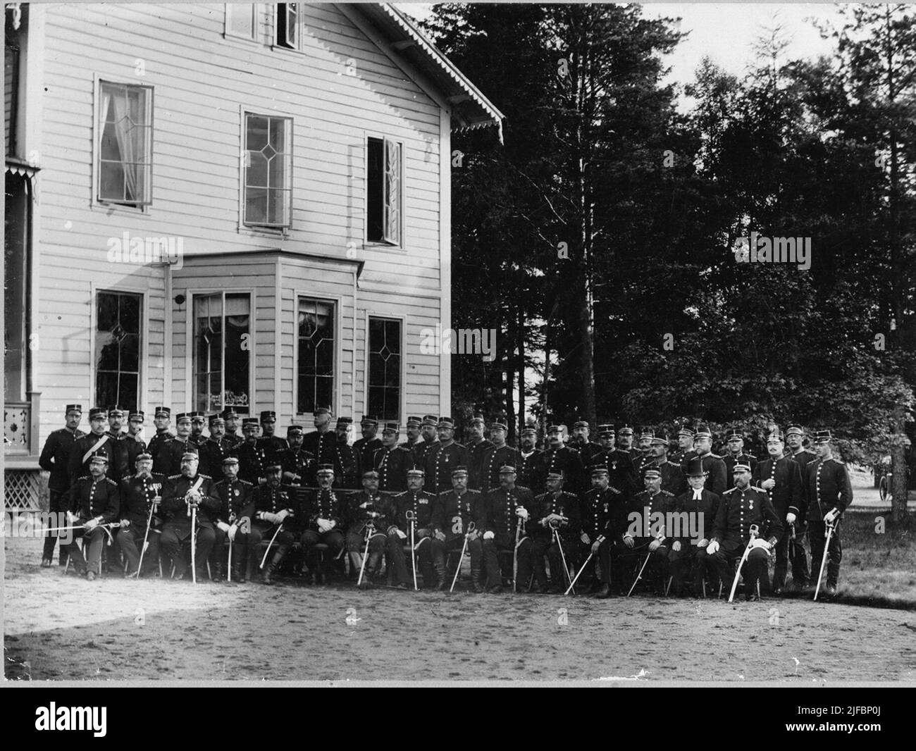 Officers at Älvsborg's regiment in 15 gathered for group portraits ...