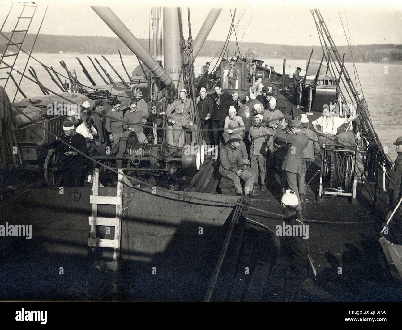 Soldiers from Vaxholm's grenadier regiment in 26 on board cargo vessels ...