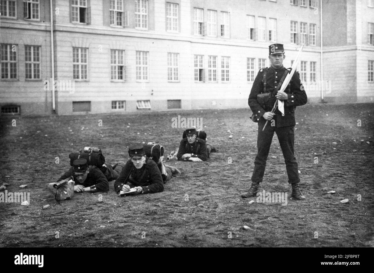 Södermanland's regiment in 10 signal department demonstrates mother's ...