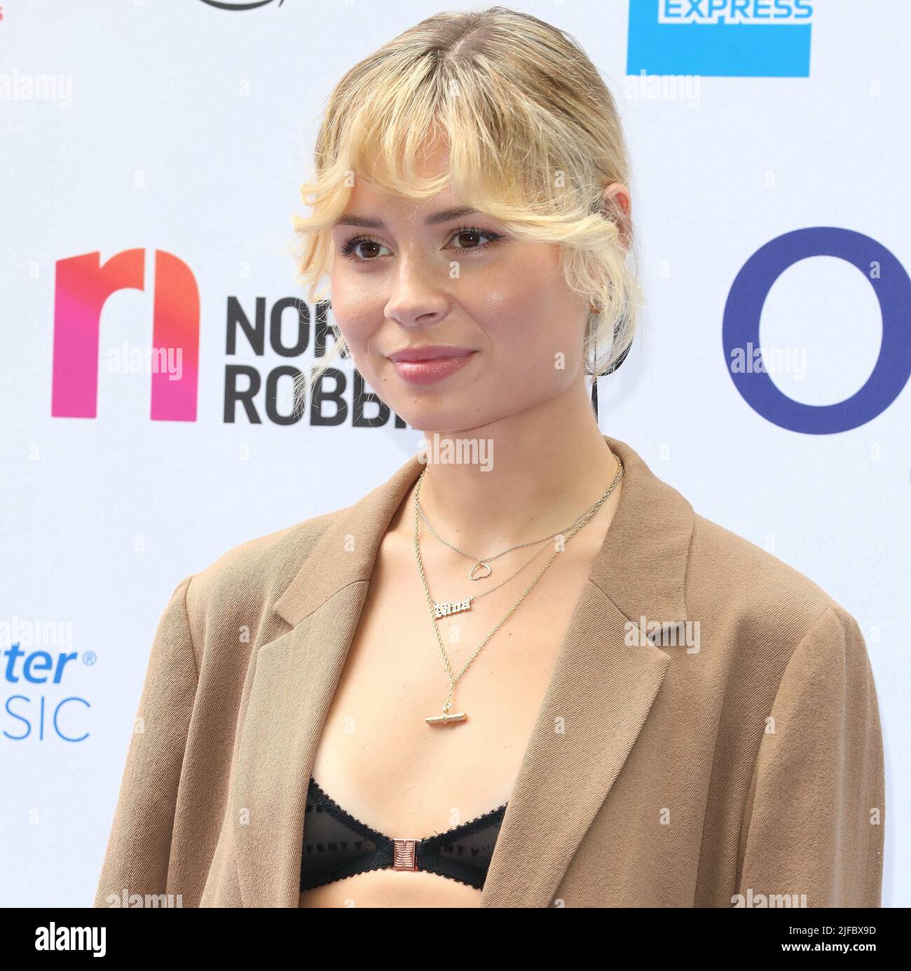 Nina nesbitt 2022 hi-res stock photography and images - Alamy