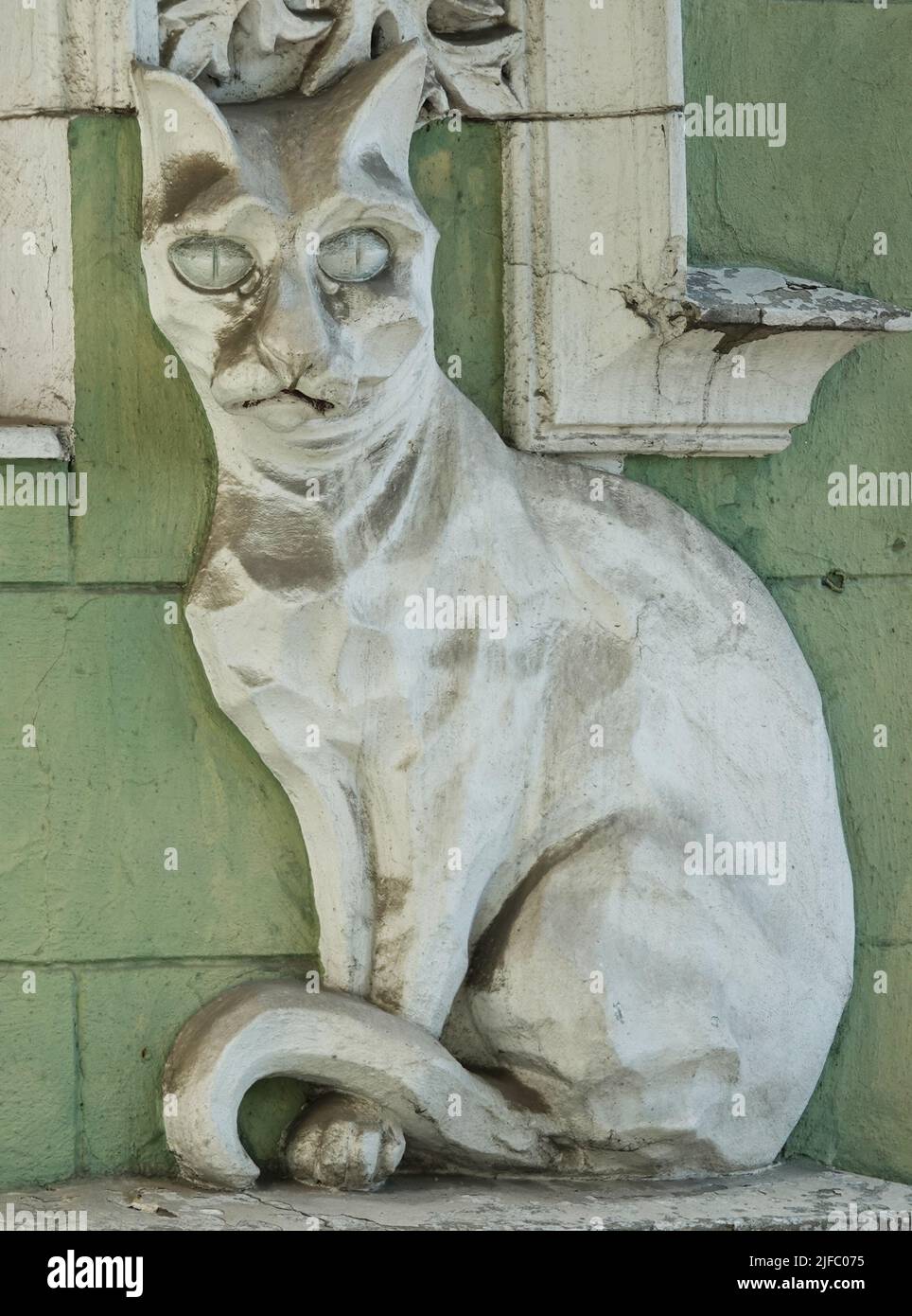 Plaster cat statue hi-res stock photography and images - Alamy