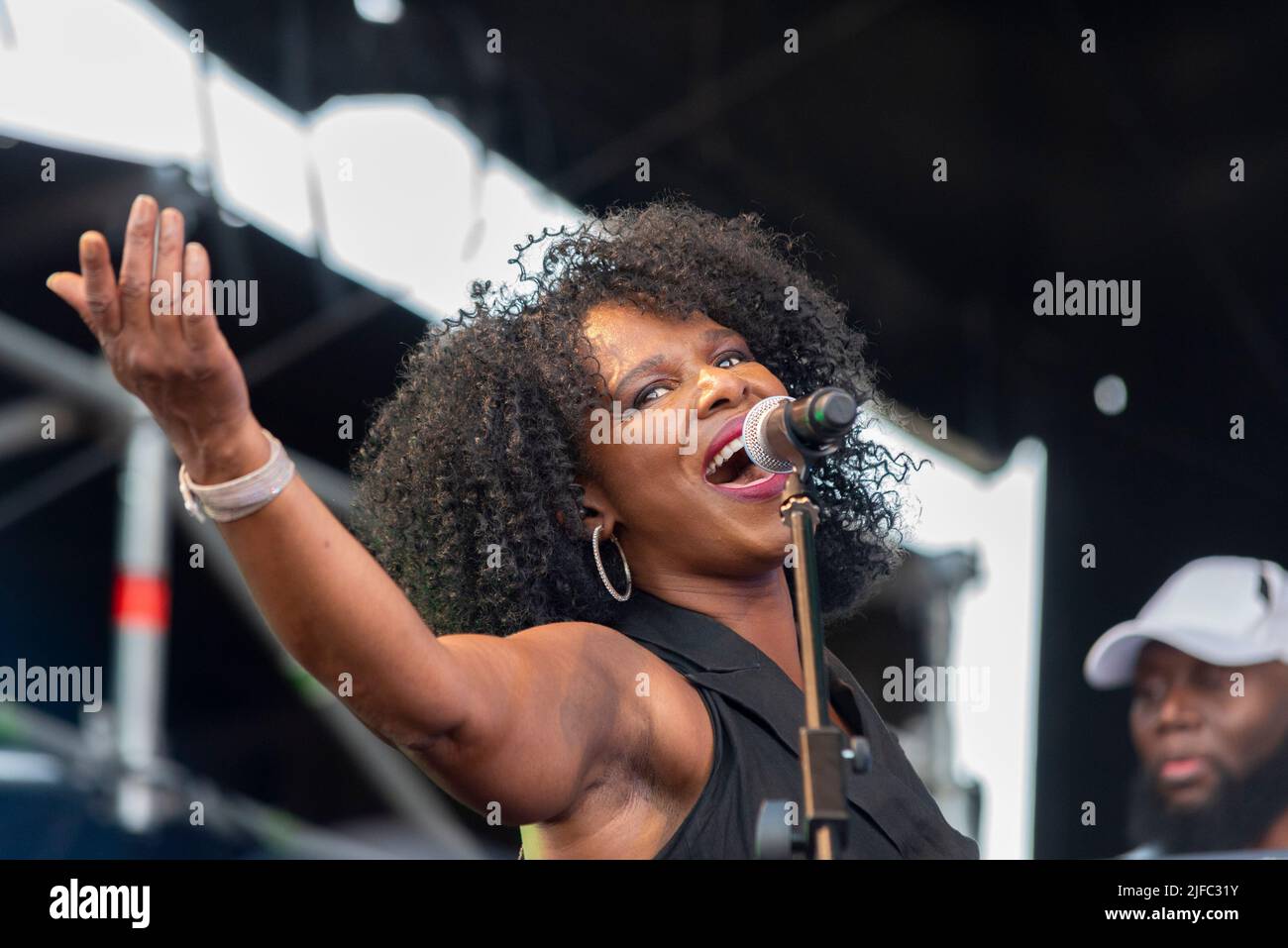 Female backing vocalist hi-res stock photography and images - Alamy