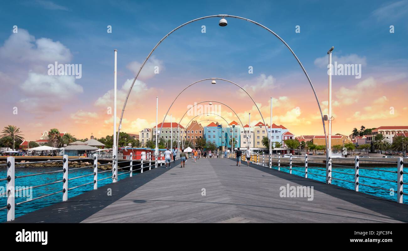 Floating pontoon bridge, Willemstad, Curacao Stock Photo - Alamy