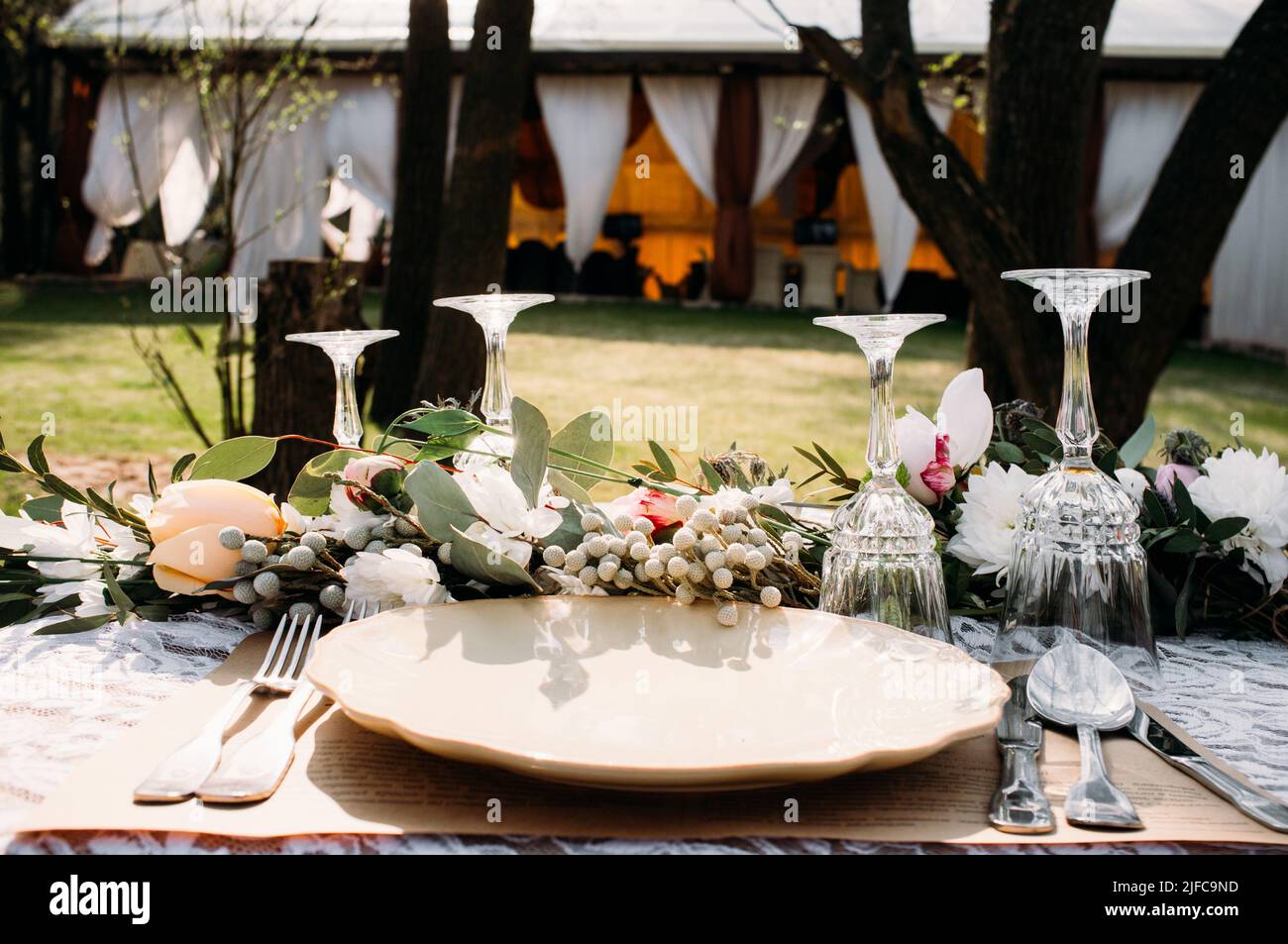 Banquet serving in restaurant, outside Stock Photo - Alamy