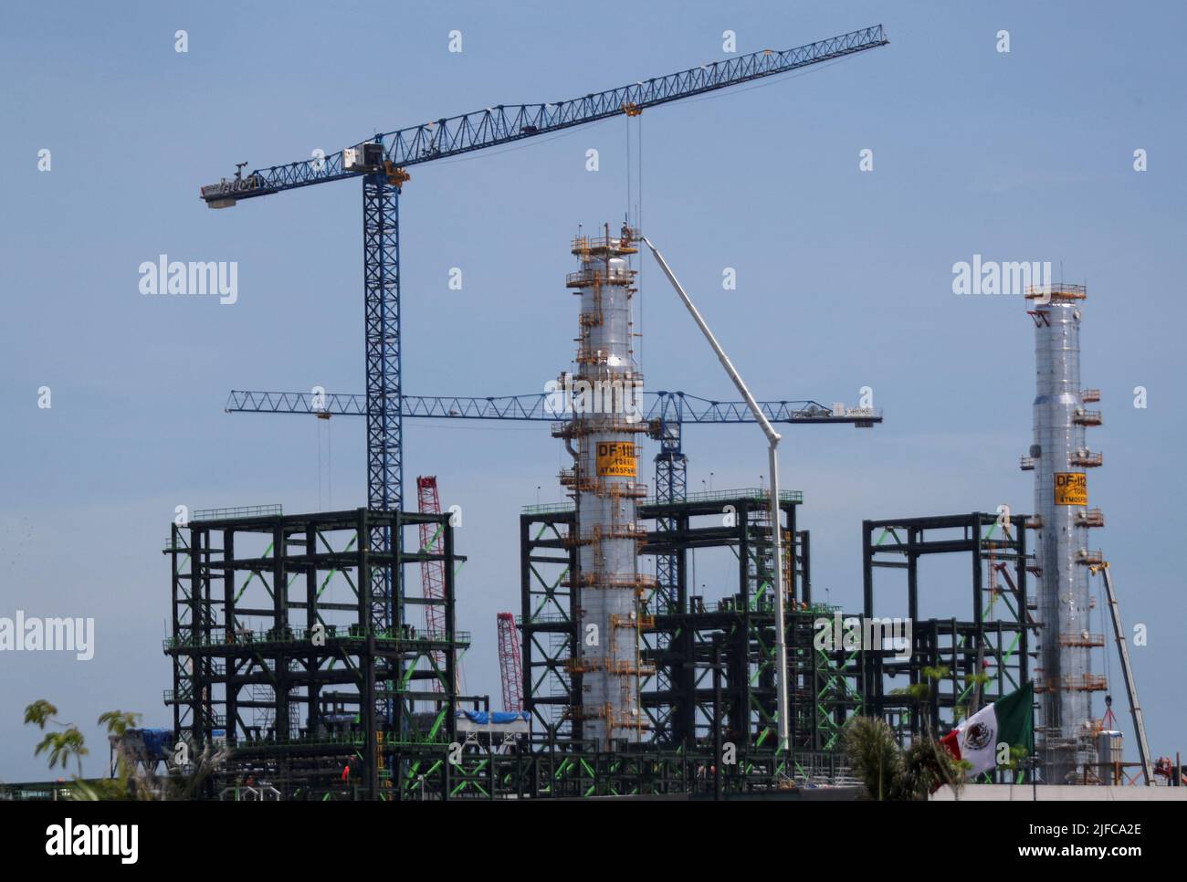 Dos bocas refinery hi-res stock photography and images - Alamy