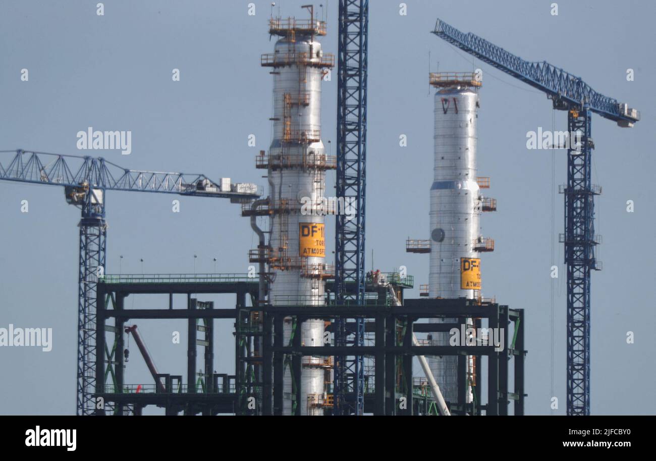 Dos bocas refinery hi-res stock photography and images - Alamy