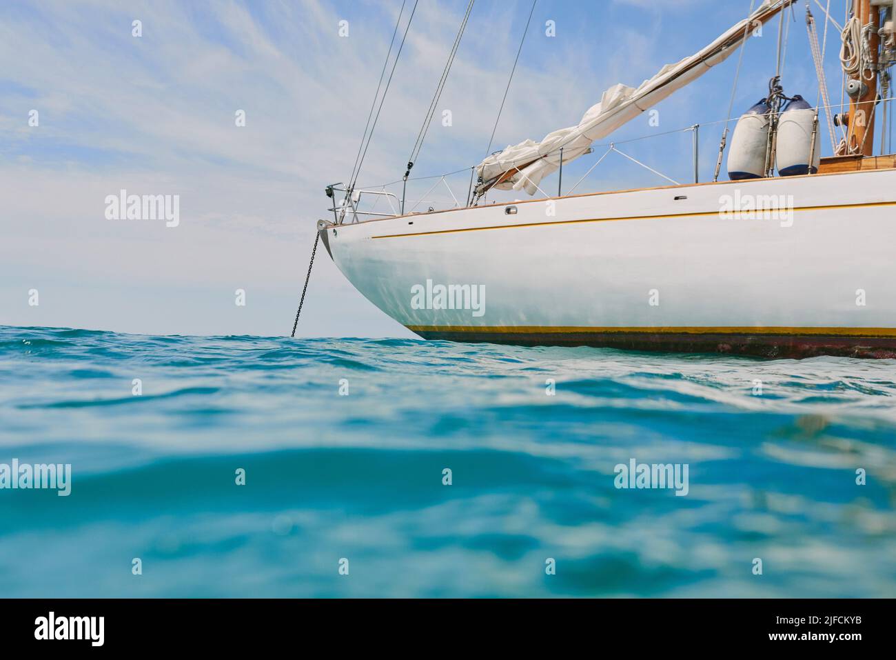 Empty boat hi-res stock photography and images - Alamy