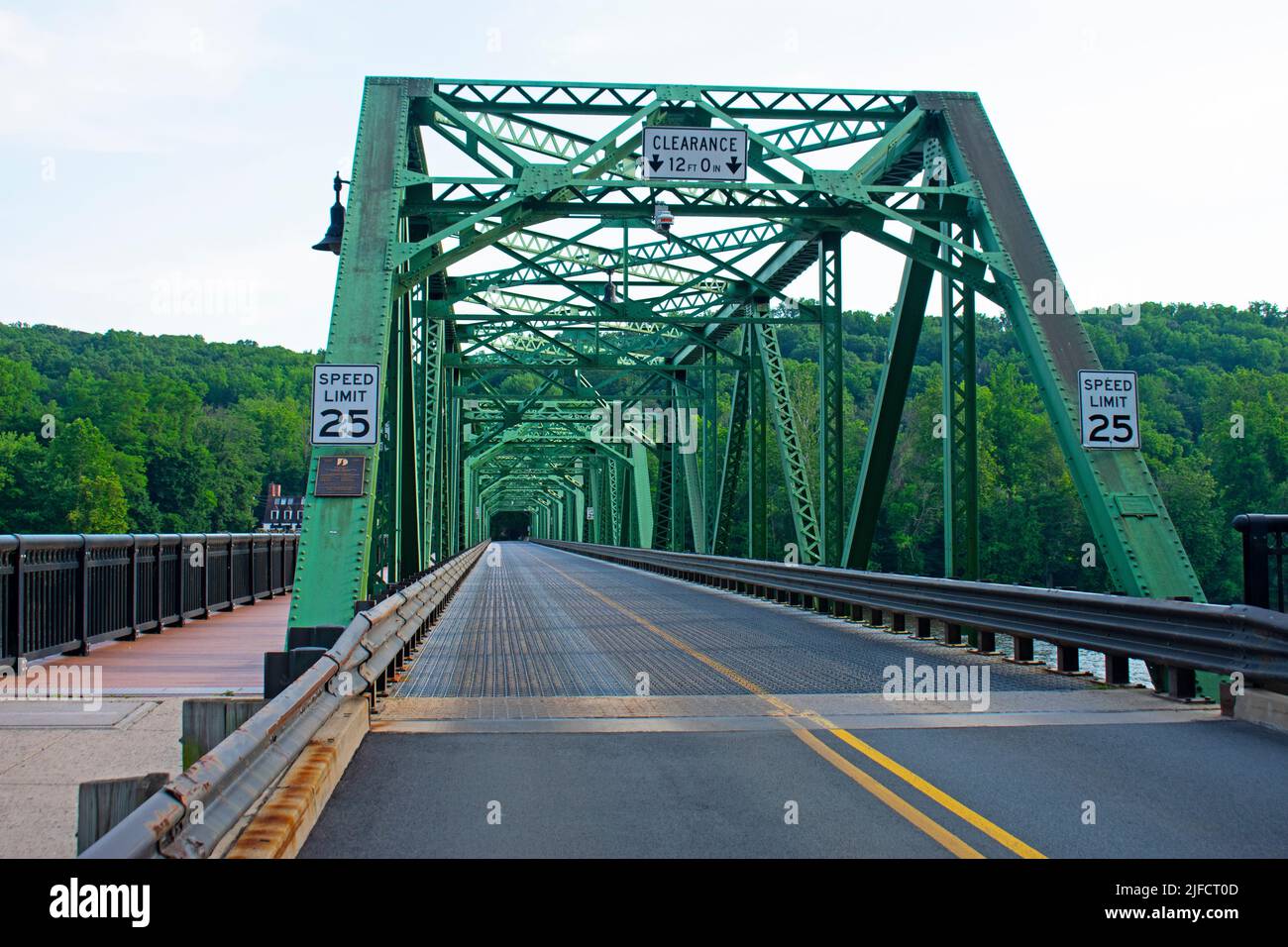 Truss bridge spanning the Delaware River and connecting the states New ...